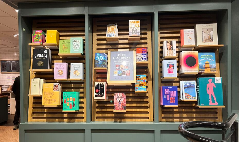 Face à Amazon, la librairie Waterstones mise sur un concept innovant ...