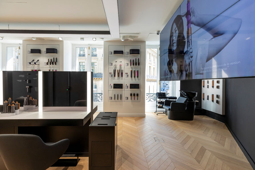 Visitez le salon de coiffure high-tech de...