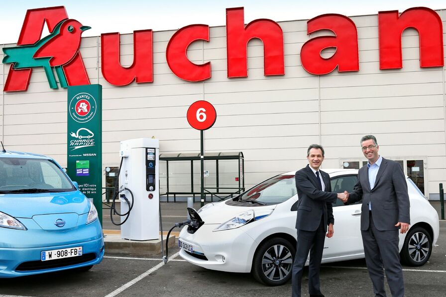 Auchan inaugure sa première borne de recharge rapide à Mantes-la-Jolie ...