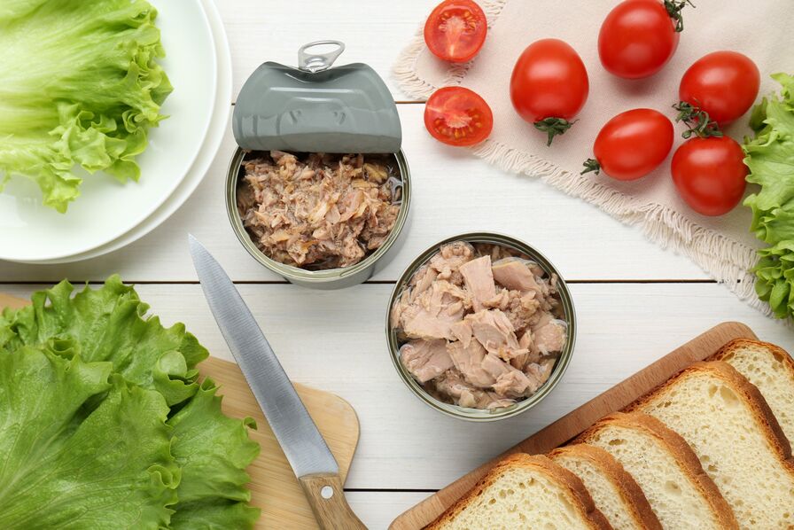 La conserve de poissons plonge avec le thon