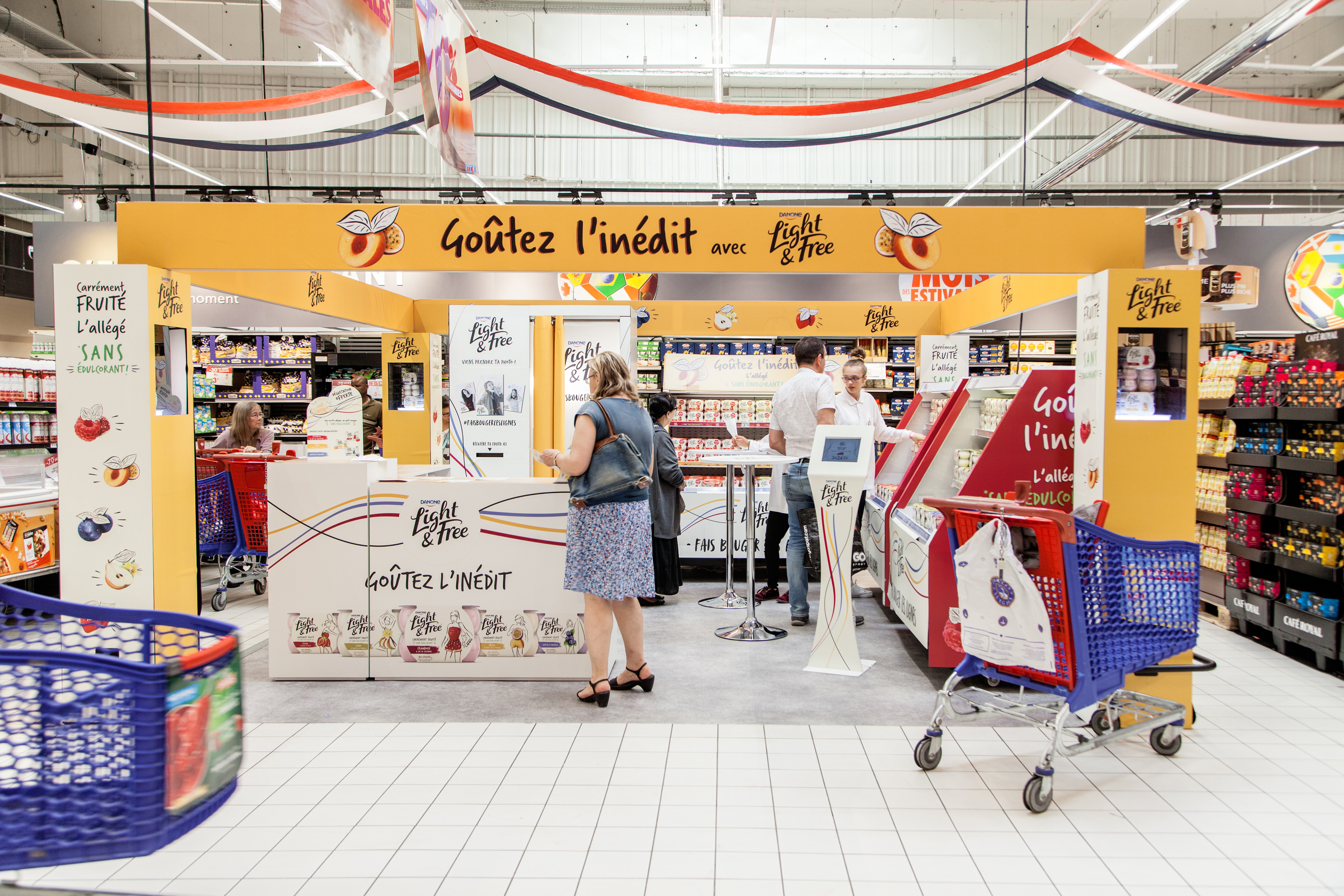 Carrefour crée des corners promos dans ses...